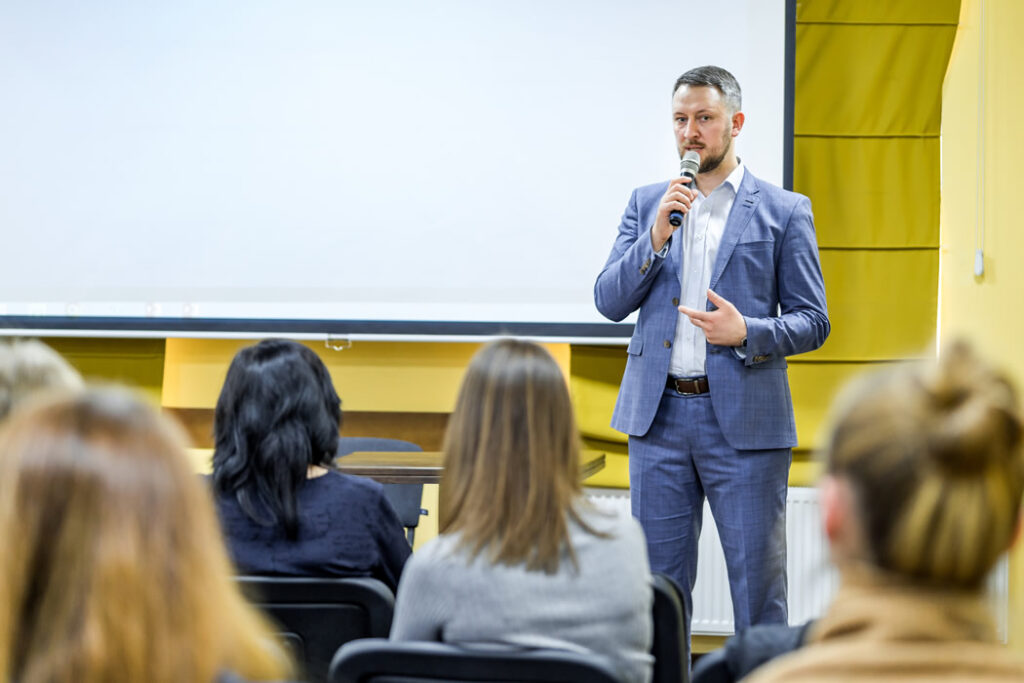 How to Memorize a Speech (Or Not!) | Tips for Effective Delivery